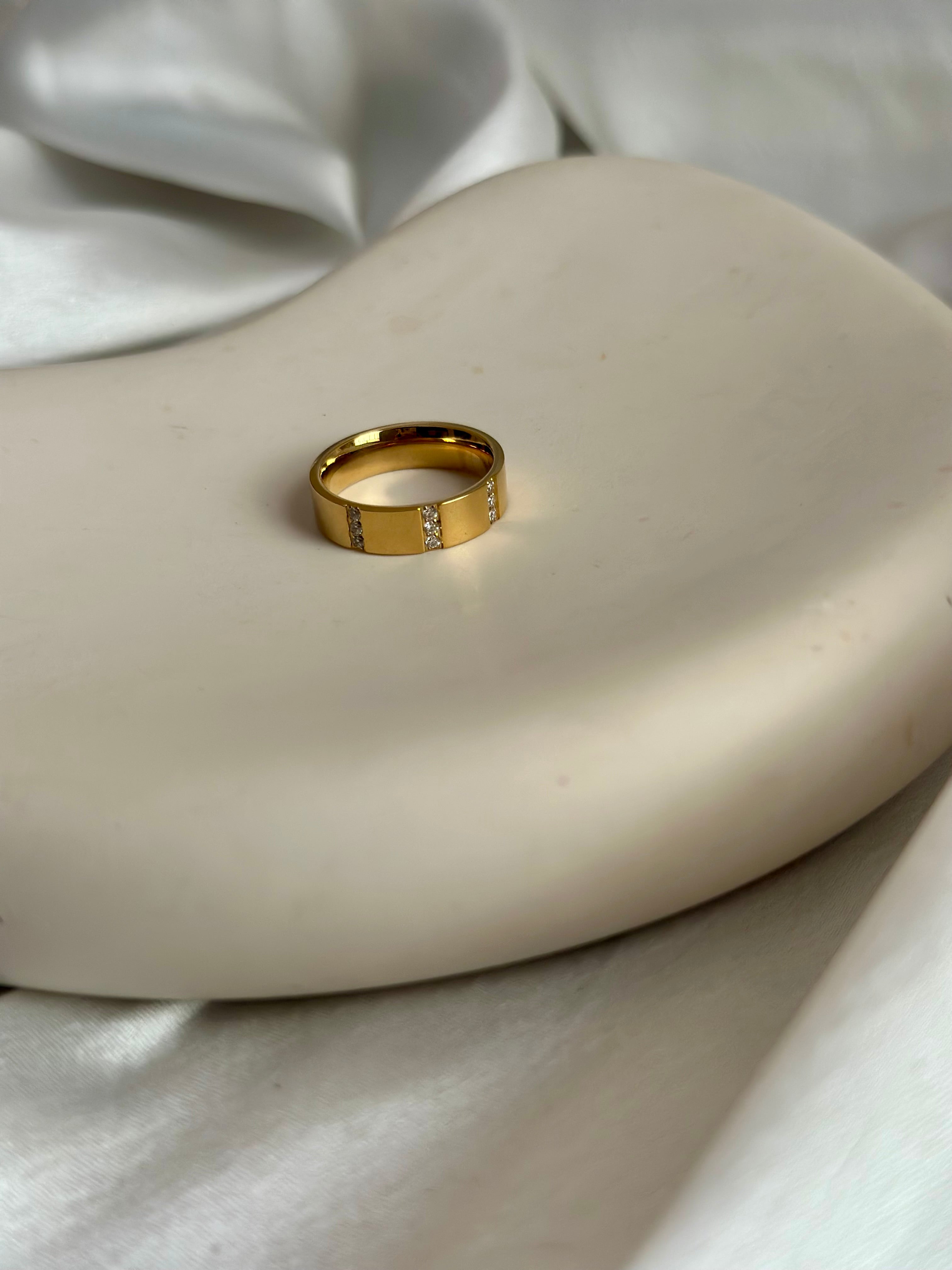 Classic Studded Ring – Aurel